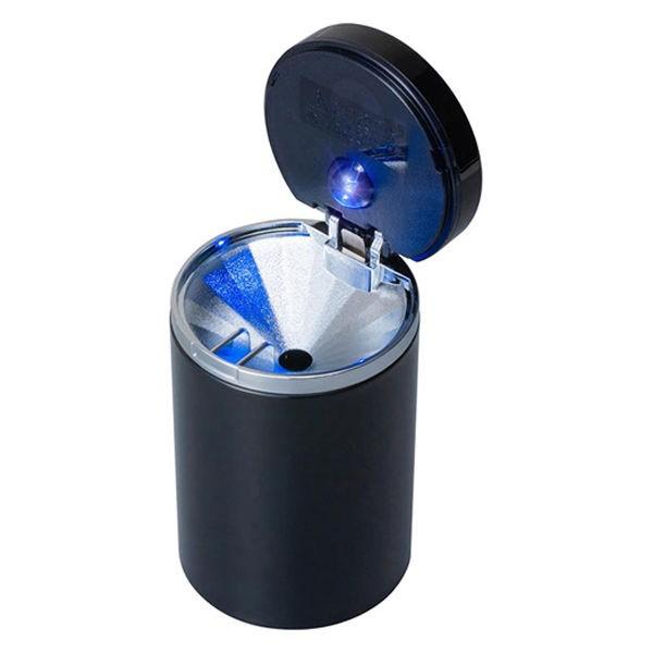 ・純正や後付けのドリンクホルダーにすっぽり収まる置き型タイプの缶灰皿です。・夜間や暗い場所でのご使用に便利な電池で光るブルーLED照明付き。（LEDの点灯消灯はフタの開閉角度に伴って作動します。）・火がついたまま捨てられる、自然消火穴付きで...