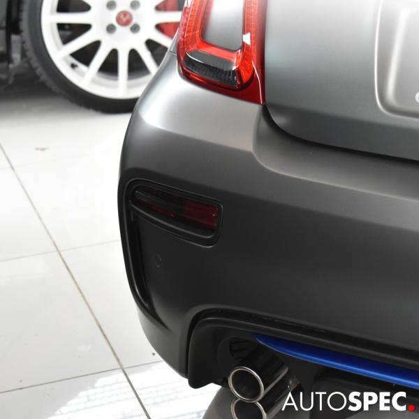 ABARTH　リアリフレクター プロテクションフィルム　スモーク　機能性・作業性・ファッション性を兼ね備えたパーフェクトなSTEK製プロテクションフィルムで作成しております。キズを自己修復でき、紫外線や汚れからも守りながら車両のドレスアップ...