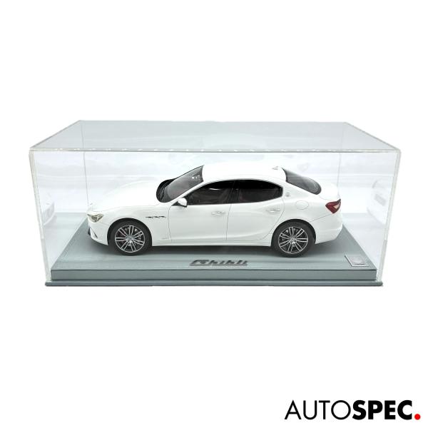 マセラティ ギブリの1/18スケール ミニカーです。ホワイトボディ×レッドインテリアの組み合わせで、台座には「Ghibli」のネームプレートと「Limited」の表示。マセラティの納車記念として贈呈された品と思われます。付属のアクリルディス...