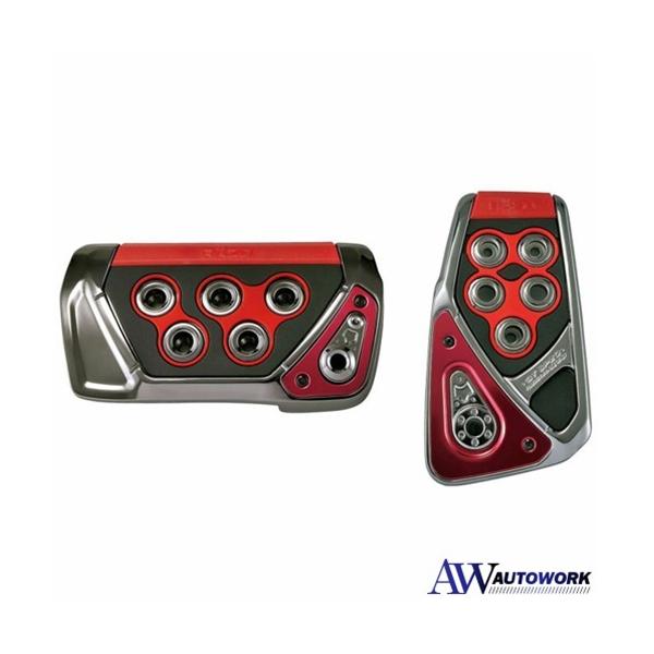 アルミダイキャストボディにレッドラバーとレッドアルマイトプレートを貼付けた本格GTペダル。レッドカラーが足元で見事に際立ちます。サイズ：アクセル１３２ｍｍ×７１ｍｍ、ブレーキ７６ｍｍ×１４３ｍｍ品名 GT SPEC PEDAL SET AT...