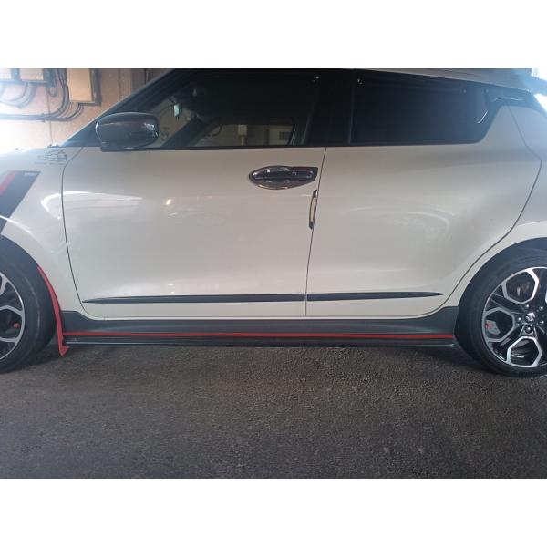 スイフト、スイフトスポーツほか 汎用でご使用いただけるカーボン調のドアサイドプロテクターです。ABSプラスチック製でカーボン調フィニッシュとなっており、スポーティーな演出をしつつドア開閉時の不安を和らげます。ボディー側面にラインが入ることで...