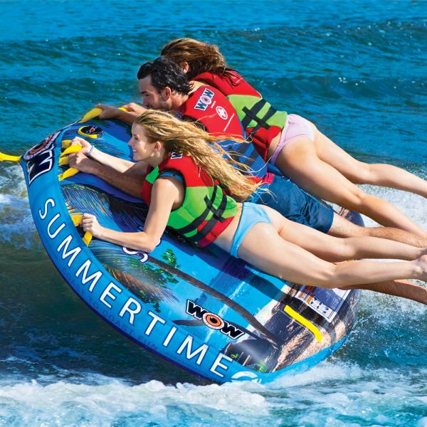 ■サイズ：193×158cm■定員：3名■PVCチューブ■ナイロンフルカバータイプ●安心・安全の国内のWOW日本総輸入元から発送致します。●水上バイクやボートで引っ張るインフレータブル式のトーイングチューブ。●定番のデッキ型チューブに、流行...