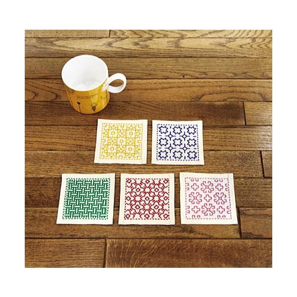 【出来上がり寸法】各コースター　約縦10cmx横10cm【キット内容】晒木綿 生成（綿１００％）、刺し子糸：5色(綿１００％)、刺し子針、作り方説明書【備考】図案は布にプリント済み。仕立て済みではありません。●この商品はお取り寄せ商品になり...