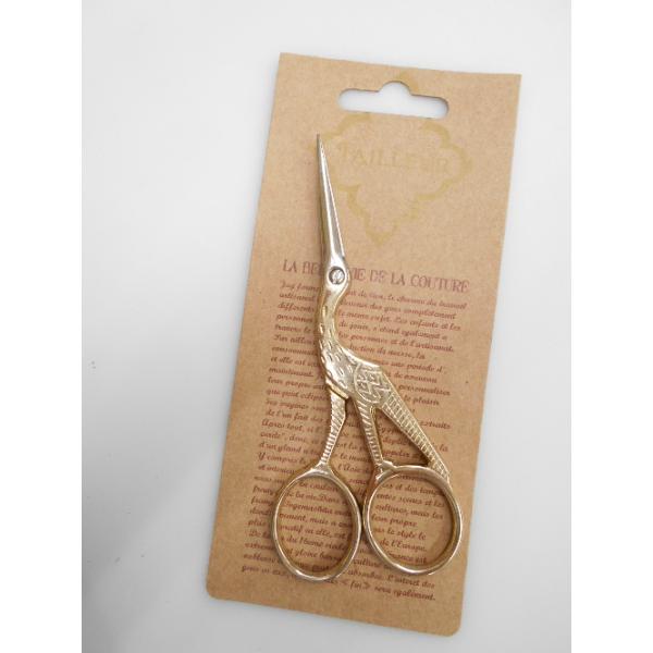 雑貨風のおしゃれでカワイイコンパクト（全長11.5cm）な糸切りハサミです。刺しゅう、手編み、ソーイングなど幅広く、お使いいただけます。予告なしに廃番になる場合もあります。実際の色目と多少異なる場合があります。