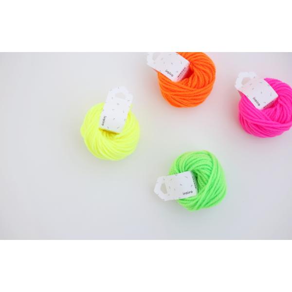 色々なクラフトに使える多色展開シリーズの"iroiro"。Neonは作品のアクセントなどにお使いいただける蛍光カラーの毛糸です。パンチニードルの作品に使うのはもちろん、編み物や手織りなどの作品に刺し色としてお使いいただくと作品全体が引き立ち...
