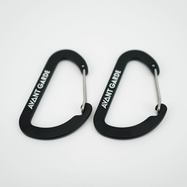 高品質のアルミニウムを使用したこのカラビナは、ファッションアイテムとしてもアウトドアギアとしても幅広く活用できます。軽量でありながら強固、バリ取りを施しており、優れた耐久性と美しさを持っています。[ 仕様 ]：45x72mm 12g 材質：...