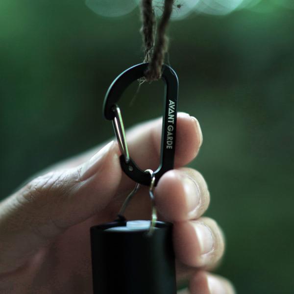 高品質のアルミニウムを使用したこのカラビナは、ファッションアイテムとしてもアウトドアギアとしても幅広く活用できます。軽量でありながら強固、バリ取りを施しており、優れた耐久性と美しさを持っています。[ 仕様 ]：25x40mm 4g  材質：...