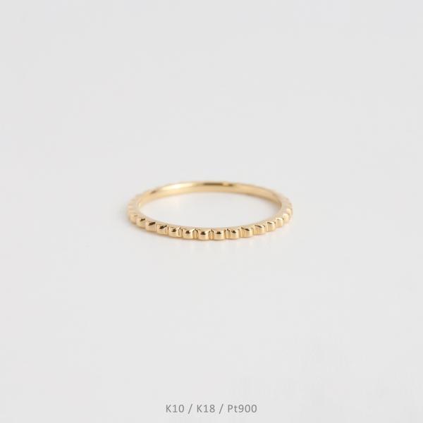 商品詳細《地金》 イエローゴールド / ピンクゴールド / ホワイトゴールド / Pt900・K10/K18/Pt900が、お選びいただけます。《宝石》なし《大きさ》最大縦幅約1.6mm、最大厚み約1.7mm《サイズ》6〜16号・他のサイズ...