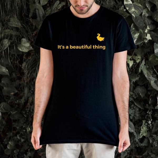 理知的なフォントのメッセージと、遊び心のある鳥がデザインされたTシャツです。"It's a beautiful things"というメッセージがプリントされたロゴTシャツです。シンプルなので、シーンを問わず着ていただけます。コットンを使用し...