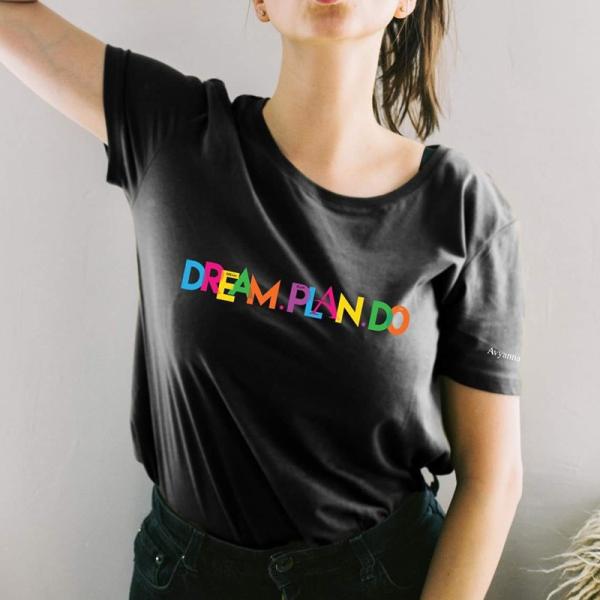 男女兼用のTシャツです。種類は95%コットン+5%スパンデックスのホワイト、ブラック、ネイビー、レッドがございます。柔らかく優しい手触りの生地を使用しています。通気性が高く、丈夫なオールラウンドTシャツです。胸には"DREAM PLAN D...