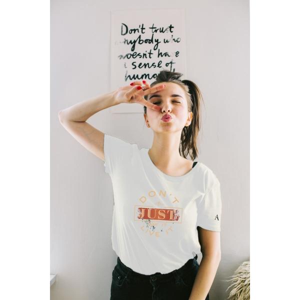 前向きなインスピレーションを与えるメッセージが映えます。95%コットン+5%スパンデックス、優しい手ざわりの通気性の良い良質なTシャツです。・素材：95%コットン+5%スパンデックス・サイズ：S,M,L,LL・カラー：ホワイト、ブルー、レッ...