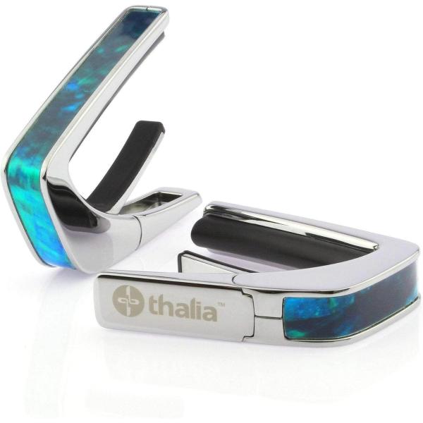 『Thalia Capos / タリア・カポ』は従来のカポとは一線を画す、見た目にも豪華なエキゾチック・ウッドやエキゾチック・シェル、彫刻や筐体のメッキ / フィニッシュ / カラーを採用したデザイン性に優れたモデルがあり、また、見た目のみ...