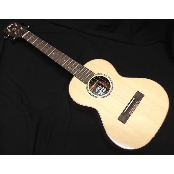 ソリッド・スプルース・トップに、KALA 初のキルテッド・サペリ・バック＆サイドを組み合わせた、クリーンでエレガントなウクレレです。このユニークなトーンウッドの組み合わせは、ローズウッドのバインディングとアバロンのロゼッタで縁取られています...