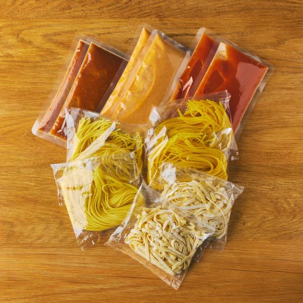 麺一筋、創業110余年。淡路麺業は、全国約3,500店舗のレストランやカフェに生パスタをお届けしています。ぜひ、ご自宅でも本格生パスタをお楽しみください。------------------------▼こちらの商品は【冷凍便（佐川急便）】...