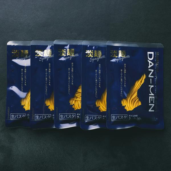 〜本当に美味しい生パスタをもっと多くの方に食べていただきたい〜1909年創業、麺一筋110余年の淡路麺業が『簡単・手軽だけど、本格的に美味しい』を追求し、丸5年の歳月をかけ完成させた、常温タイプのこれまでにない新しい生パスタです。