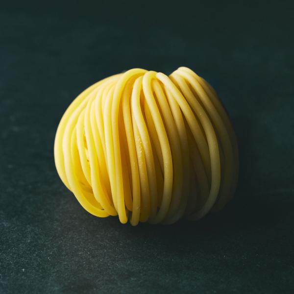 日本一モチモチとした生パスタを！と開発した商品で、誰が食べても一口で乾燥パスタとの違いを感じることができる生パスタです。麺の特性上、でんぷん質が出やすい（ベタつきやすい）です。茹でる時やソースと合わせる時は必要以上に混ぜすぎないことが大切で...