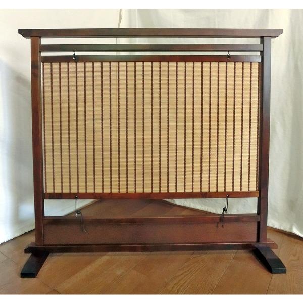 【特徴】　●素材から加工まですべて国内にて生産しています。　●スダレは、ストッパーにより上下の張りを固定します。　●色は落ち着いた「ブラウン色」。　●中部は天然木を細片に割り、織り糸でスダレ状に編んだ「木簾」になっています。　●家庭用として...