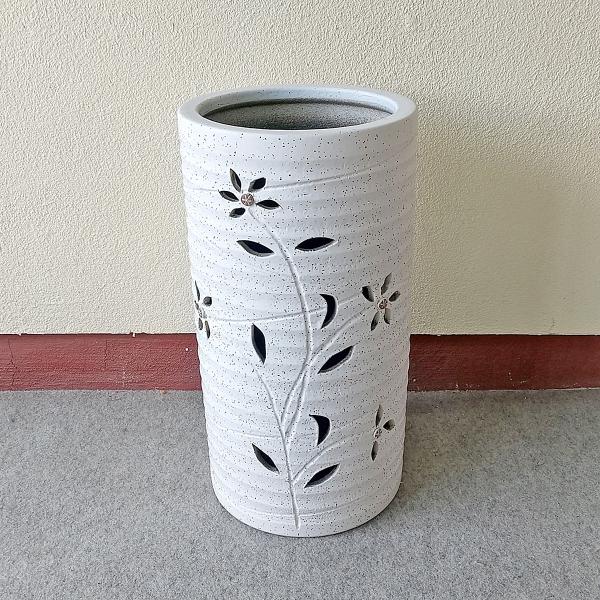 【商品名】陶器傘立て 草花透かし傘立 TK-715 信楽焼傘立【サイズ】幅225×奥行225×高さ420ｍｍ【材質】陶器　信楽焼＊お願い＊■商品によっては、表面及び内面のザラ付き等にご注意ください。■底面処理をしておりますが、置き場所によっ...