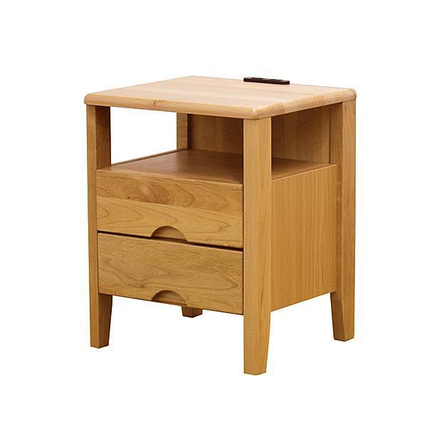 【特徴】　●ベッドサイドにピッタリのサイドテーブルです。　●天板・前板は、天然木アルダー無垢材を使用しています。　●全段ストッパー付きで安心です。　●脚元有効高さ　約95ｍｍ。お掃除も楽にできます。　●色はナチュラルです　