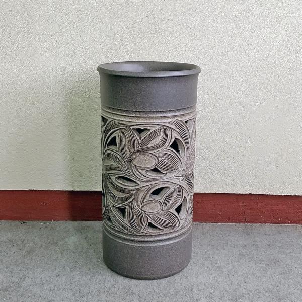 ★　陶器傘立「黒窯変唐草彫2-2920」　信楽焼　★