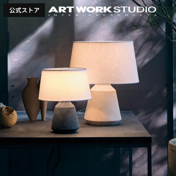風合いのあるシェードに陶器のベースを組み合わせた自然テイストのテーブルランプ。2種類のフォルムでそれぞれベーシックな(S)サイズと存在感のある(L)サイズをご用意し、清潔感のあるホワイトシェードにはグレーのベースを、雰囲気あるナチュラルシェ...