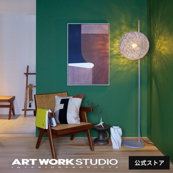 ポールが突き抜けたようにシェードを配置設計した、独特の浮遊感が特徴の「Mallee-floor lamp」。Mallee特有の抜け感あるシェードからは幻想的な陰影が周囲に映し出されます。3色展開の同シリーズ「Mallee demi-pend...