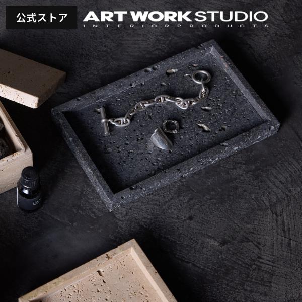 天然素材ならではの素朴で温かみのある表情や独特の孔が特徴的な 「Travertine」 シリーズ。古代ローマ建築から近代建築に至るまで長く利用されてきた趣ある上質素材を用い、扱い易いボックスやトレーなど生活のふとしたシーンに彩りを与えるアイ...