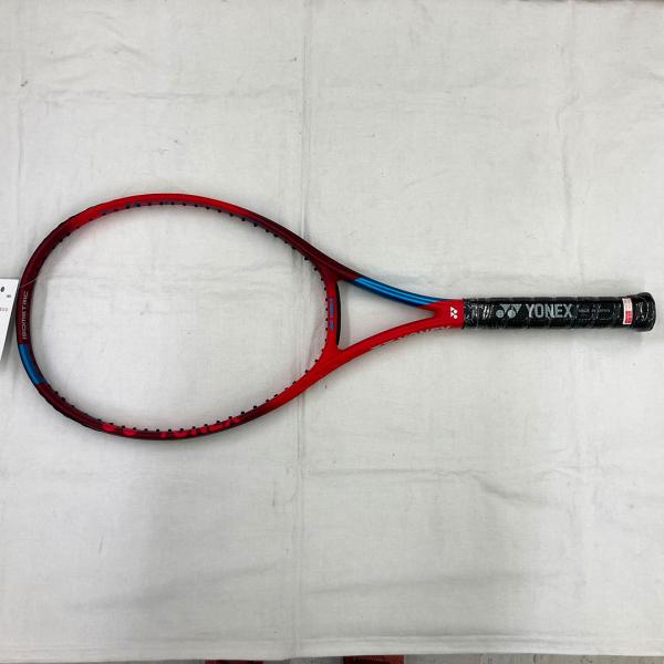 高い操作性でボールを掴む、 強烈スピンのコントロールモデル。 フェース面積：98平方インチ 重量/バランスポイント：平均305g/315mm ストリングパターン：16×19 厚さ：23.0/23.0/21.0 (mm)【商品名】 Vコア98...