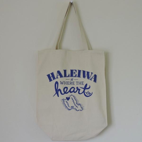 オアフ島ノースショアのハレイワにあるスーパーマーケット『MALAMA MARKET（マラママーケット）』で見つけたトートバッグです。【サイズ】　深さ37.5cm×横35.5cm×マチ17cm　持ち手54cm【カラー】　生成り（ブルー文字柄）...