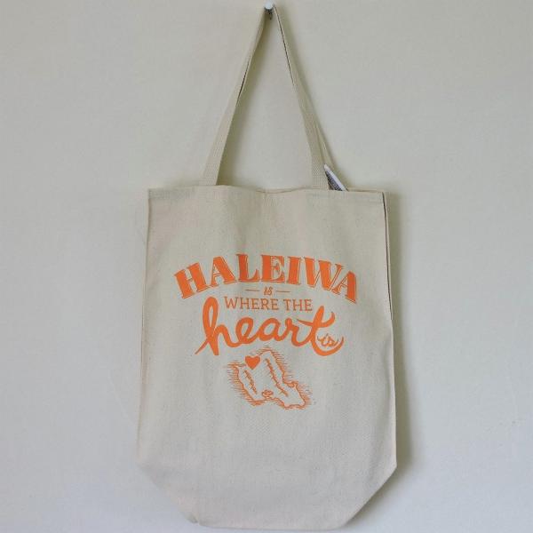 オアフ島ノースショアのハレイワにあるスーパーマーケット『MALAMA MARKET（マラママーケット）』で見つけたトートバッグです。【サイズ】　深さ37.5cm×横35.5cm×マチ17cm　持ち手54cm【カラー】　生成り（オレンジ文字柄...