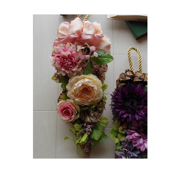 ドアノブに吊ってドアを可愛く飾りましょう壁飾りにしてもご使用いただけます。ピンク系の花、ダリア、ラナンキュラスなどかわいらしい色合わせの花を集めました。 ※リボンは入荷状況により変わる場合があります＜商品サイズ＞※重さ　１２０g※高さ　約３...