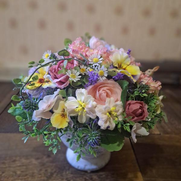 可愛い野の花を束ねたような、小さめサイズのアレンジメント。生花のようなナチュラルな表情を楽しみながら、水やりなどのお手入れは必要ありません。小さいながらも厳選した花材を使用し、上質感のあるデザインに仕上げました。さりげなく贈りたいギフトや、...