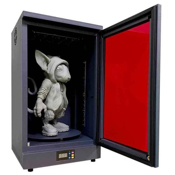 これまでで最大の硬化ランプ、Cure XL！29.5 x 29.5 x 45 cmの容量を持つこのユニットは、UV-LEDを使用して高速で硬化し、360度回転して、モデルが均一に硬化するようにします。使いやすく、安定した電源と冷却システムが...