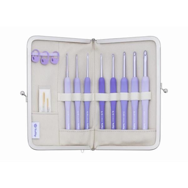 商品情報内容クッショングリップ付きかぎ針（2/0、3/0、4/0、5/0、6/0、7/0、8/0、10/0）各1本とじ針 2本段かぞえマーカー 3個がま口ケース 1個リーフレット 1枚