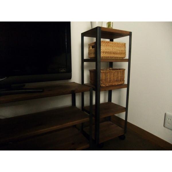 無垢材とアイアンを組み合わせた、サイドラックです。縦長の設計ですので、リビング、玄関、寝室のちょっとした場所に設置できます。アンティーク調のお部屋や、木を基調としたお部屋におすすめしたいカントリー雑貨です。■内容量・サイズ/製造地無垢材　ラ...