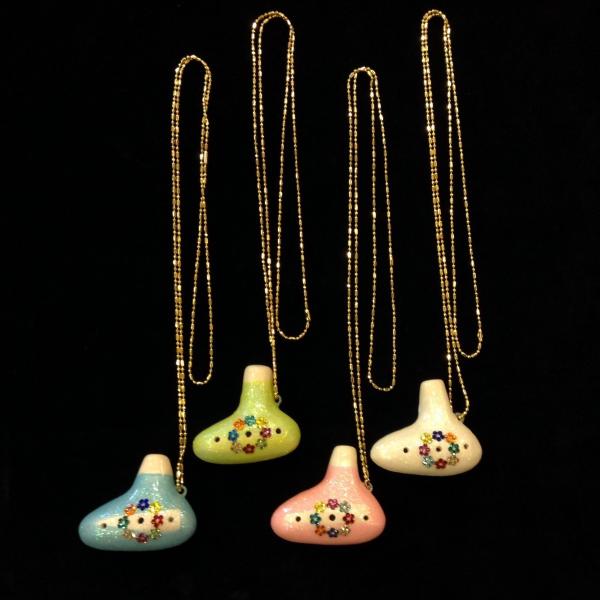 鮮やかなカラーの上にラメをふんだんに使用し、冬の夜空を見上げたときに見える無数の星たちのイメージを投影させたピッコリーノ。さらにビーズは、いろいろな星雲を表し、小さなピッコリーノの中に、全宇宙を表現しております。作り、着色、ラメ、ビーズ付け...