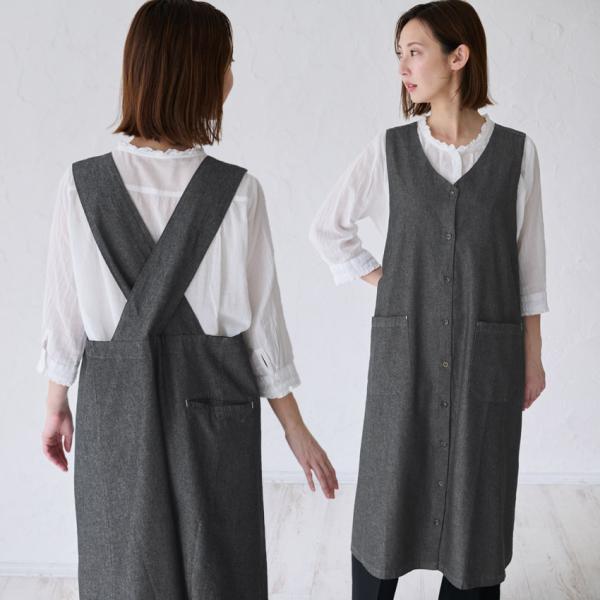 「夏でも着れる薄手デニム生地」破れにくく高耐久に優れた綿100％のデニム生地薄手生地なので夏はもちろん、オールシーズンでお使い頂けます。・スッキリとしたVネック・肩が疲れにくい太めの肩ヒモ・スマホがすっぽり入るポケット付き・後ろにも便利なポ...