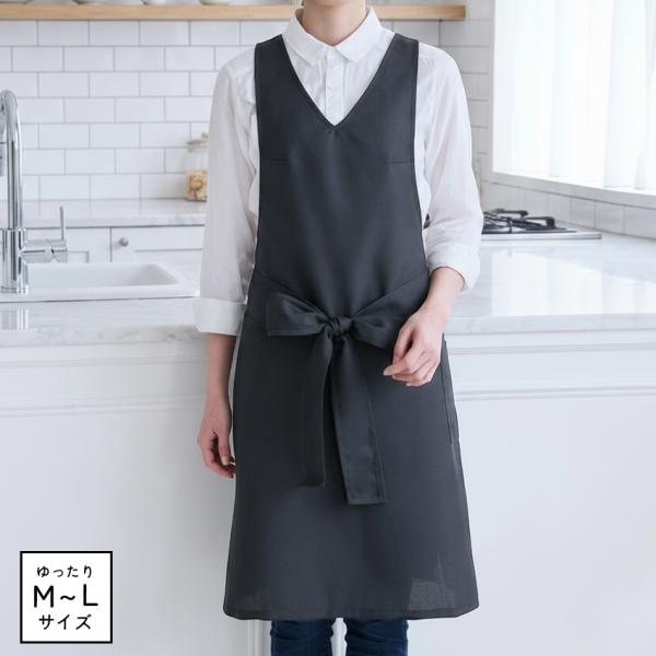 【ユニフォームや制服にぴったりのドレスエプロン】キッチンでの普段使いにはもちろん、シンプルながらおしゃれ感があるのでサロンやカフェなどのユニフォームや制服にも適しています【オールシーズン快適に着れる軽い着心地のポリエステル100％生地】シワ...