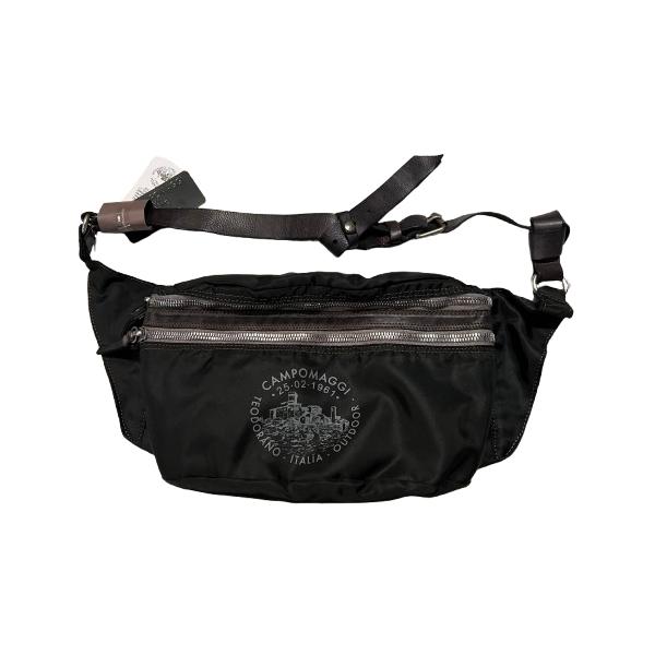 素材 　ナイロン×皮革色 　黒系　　 サイズ　　高さ21cm、幅36cm平置き時の計測で多少の誤差はご了承ください。カンポマッジ(CAMPOMAGGI)は、イタリア・チェゼーナ郊外で1990年に誕生したバッグのファクトリーブランド。アイテム...