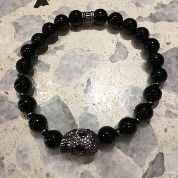 素材  天然石色 カラー　黒　サイズ：フリー.  長さ23cm通常にストーンのみのブレスレットですとよく見るアイテムになっているのですがこちらのアイテムは所々モチーフを使用し、メインのスカルモチーフもラインストーンが施され細部にまで拘った作...