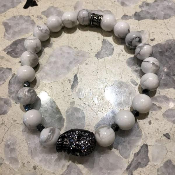 素材  天然石色 カラー　白サイズ：フリー.  長さ23cm通常にストーンのみのブレスレットですとよく見るアイテムになっているのですがこちらのアイテムは所々モチーフを使用し、メインのスカルモチーフもラインストーンが施され細部にまで拘った作り...