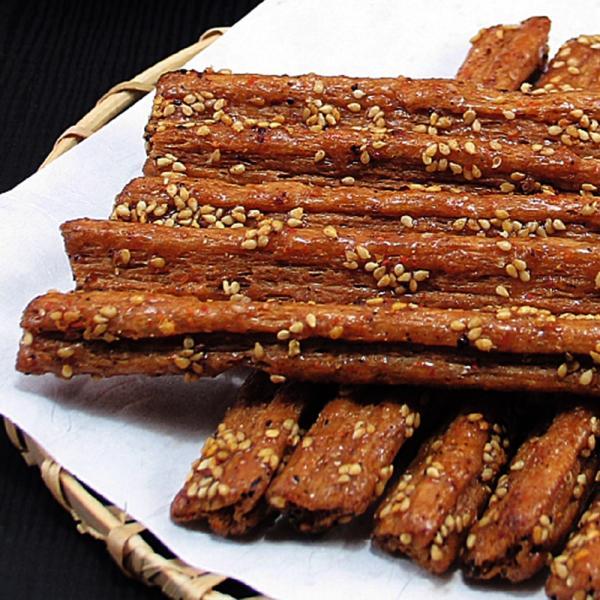 ごぼうの風味満点！甘辛いきんぴらごぼうの味を、そのまま生かし、サクッとしたお菓子に仕上げました。甘い中にもピリリッと唐辛子がきいて、一度食べたらヤミツキ！ついつい手が出る美味しさです。どこか懐かしいこの味に、リピーターさんも多数の大人気商品...