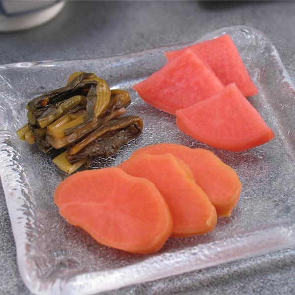 ※厚みの条件を満たせば、発送は【ネコポス】を優先します。※製造日都合により、出荷までに最長1週間程かかる場合もございます。贈り物等ご都合のあるお客様は、お早めにご注文いただけましたら幸いです。飛騨特産である赤かぶらとその葉、そして大根をピリ...