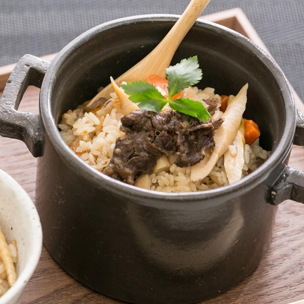 飛騨の恵み尽くしのこだわり炊き込みごはんが登場！飛騨の誇るブランド牛「飛騨牛」の旨味と、飛騨では”たけのこ”と言われ食される「姫竹」の甘みと食感を存分に味わって頂けるよう、食材を大きめにカットして具沢山に仕上げました。炊き上がりの香りから最...
