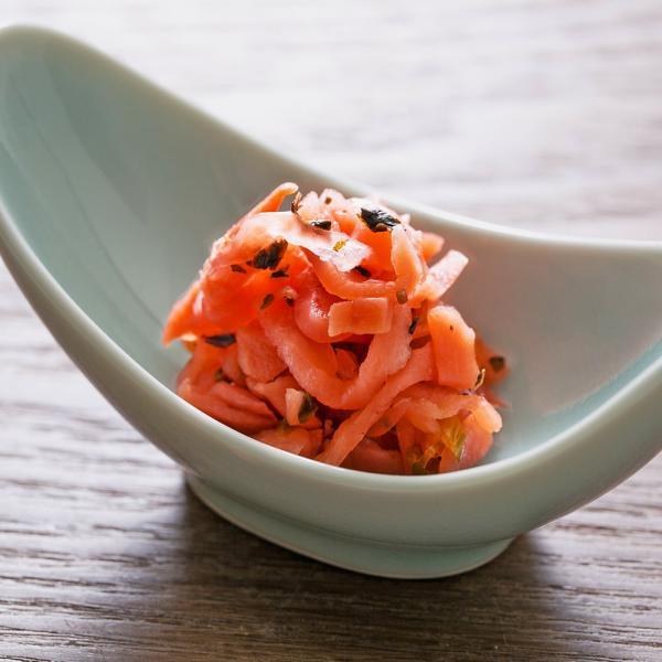 ※厚みの条件を満たせば、発送は【ネコポス】を優先します。※予告なしにパッケージデザインが変更される場合があります。予めご了承ください。飛騨高山名産「赤かぶら漬」と、大根・しそ・生姜を細かく刻み、お醤油で味付けしたお漬物です。赤かぶら漬のうま...