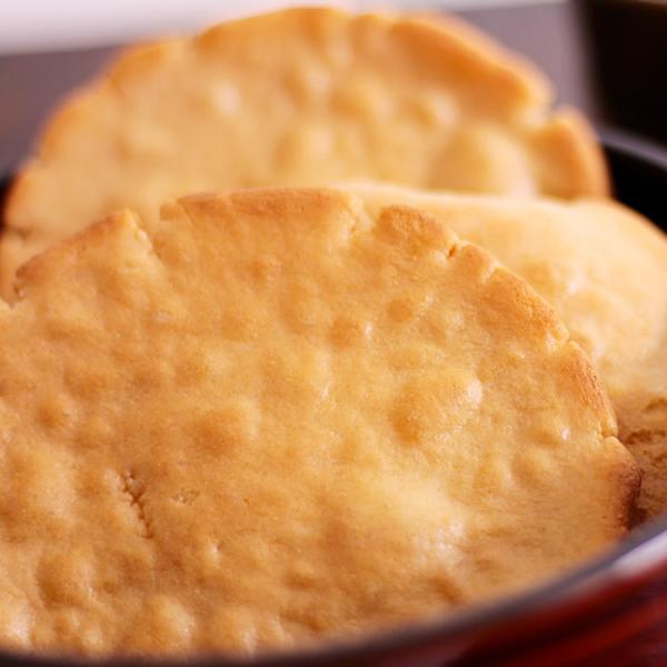 ※こちらの商品は大変割れやすいため、お荷物の到着時に多少の壊れが生じます事をご了承下さいませ。※新旧パッケージが混在する場合がございますが、賞味期限に問題はございません。味が良い！と評判の寿屋さんのおせんべいが入荷致しました!! 程良い薄さ...