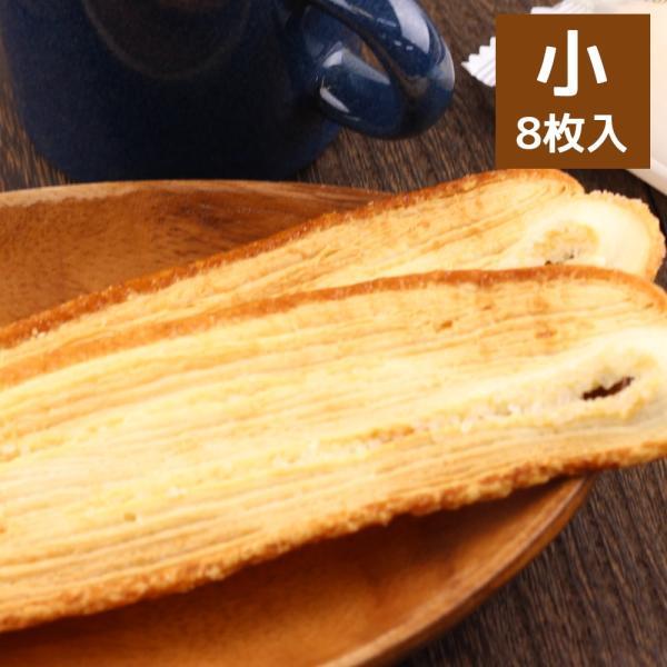 鮎を練り込んだバター風味のパイ生地がポイント！香魚「あゆ」を練り込んだ風流な細長のパイ菓子。最新の技術をもって練り上げたパイ生地を使用し、しっとり感のあるパイを焼き上げました。バターの風味とコクがしっかりめでサクサク軽快な食感は、何枚でも食...