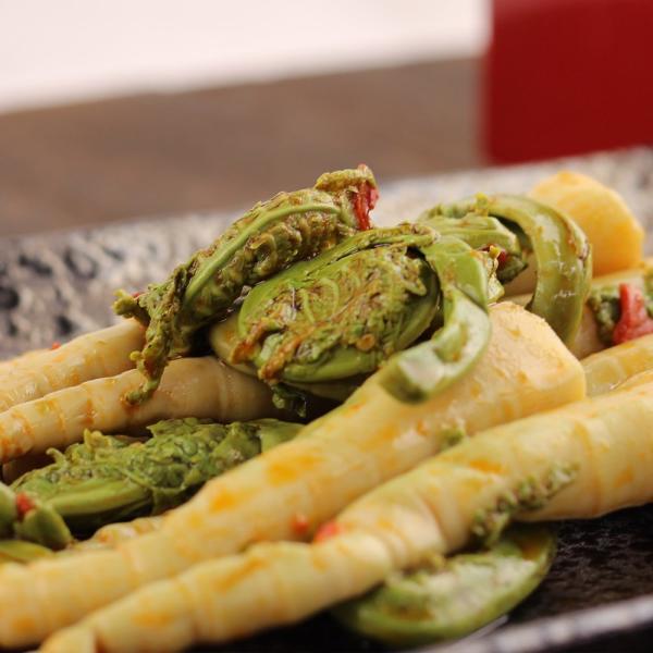 クセがなく万人に好かれる山菜「こごみ」と、歯触りがよく上品な風味の笹竹をラー油で漬け込んだ、一風変わったお漬物をご用意しました。ラー油のマイルドな甘辛さと、シャキシャキした山菜の風味が絶妙なバランス。あつあつのご飯と一緒に食べてもよし、冷た...