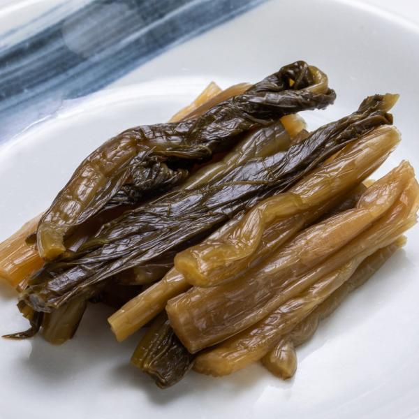 日本で昔から愛されている、田舎風のべっこう飴色に漬けた野沢菜です。ほどよい酸味がご飯にもお茶請けにもよく合います。自然で素朴な野沢菜漬けの味をお楽しみ下さい。■ 商品詳細 ￣￣￣￣￣￣￣【原材料名】野沢菜(国産)、漬け原材料[しょうゆもろみ...