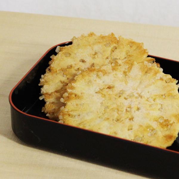 とちの実の独特な香ばしさと、ザラメ糖の癖のない甘さ。堅焼きの素朴なお煎餅になっています。噛めば噛むほど香ばしく、お茶の時間にもピッタリです。※「とちの実せんべい」は大変薄く割れやすいため、お荷物の到着時に多少の壊れが生じます事をご了承下さい...